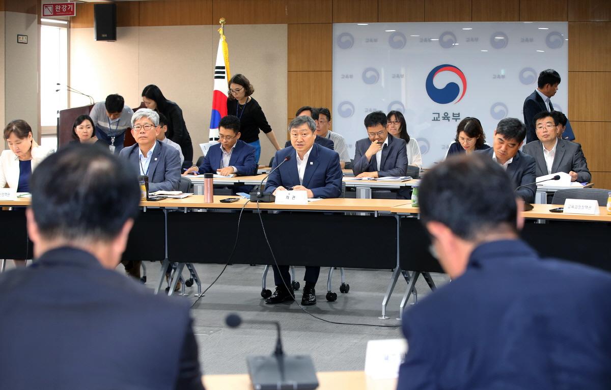 Vice Minister Chairs Superintendent Meeting